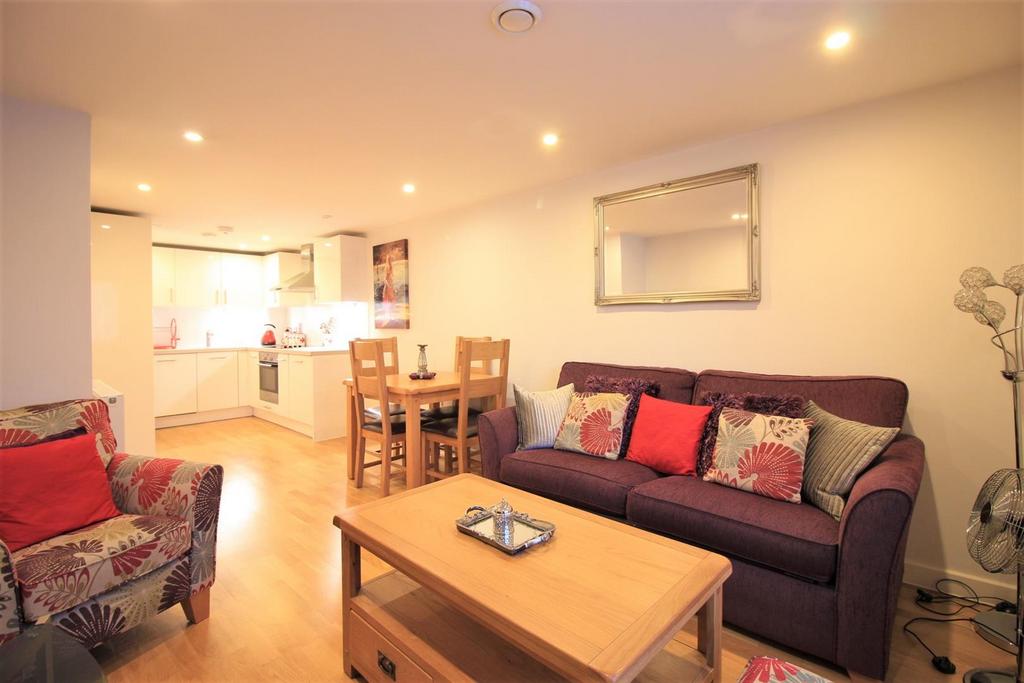 Langley House, Hounslow TW4 1 bed apartment - £1,400 pcm (£323 pw)