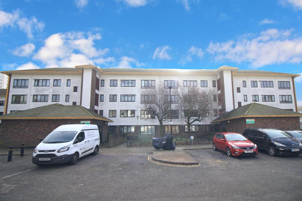 Summerwood Road, Isleworth TW7 3 bed apartment - £319,950