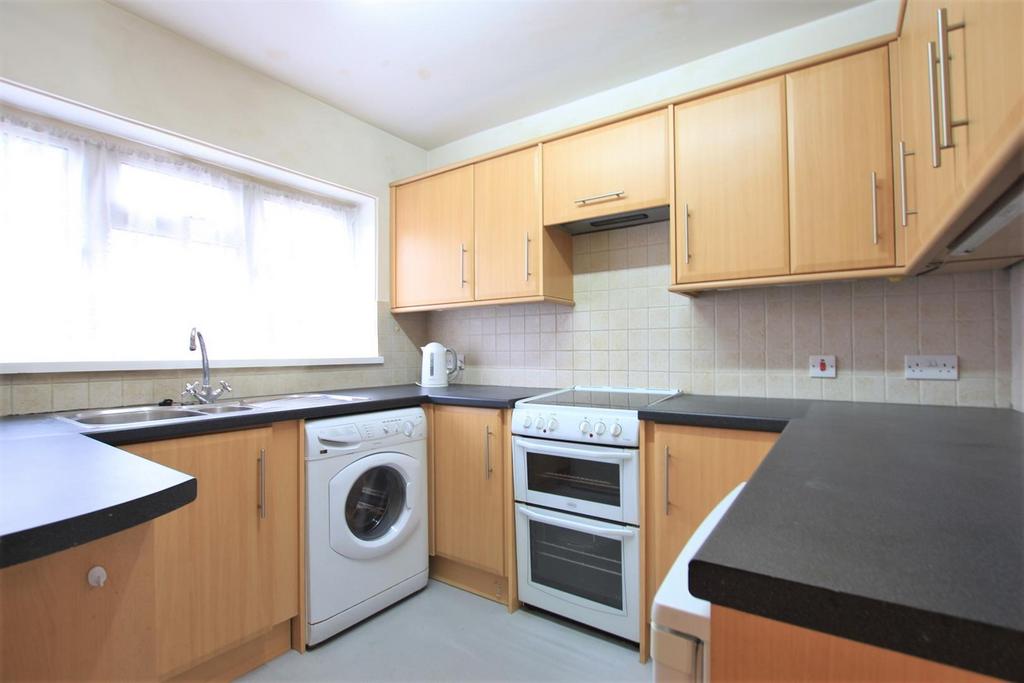 Poole Court, Hounslow TW4 2 bed apartment - £299,950