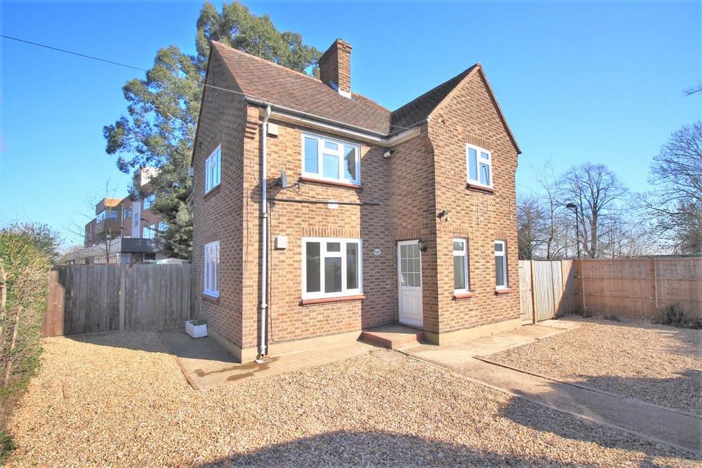 Heston Road, Heston TW5 3 bed detached house - £2,200 pcm (£508 pw)