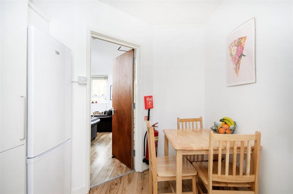 Carlton Vale, Maida Vale NW6 4 bed apartment for sale - £550,000