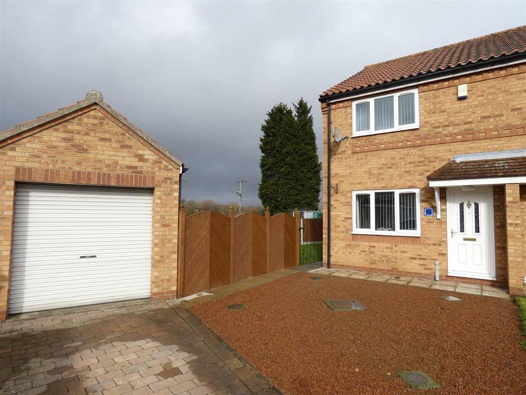 Victoria Drive, Gilberdyke 2 bed semi-detached house - £695 pcm (£160 pw)