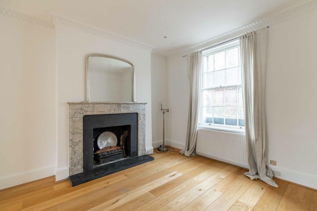 Graham Terrace, Belgravia, SW1W 3 bed property - £5,417 pcm (£1,250 pw)