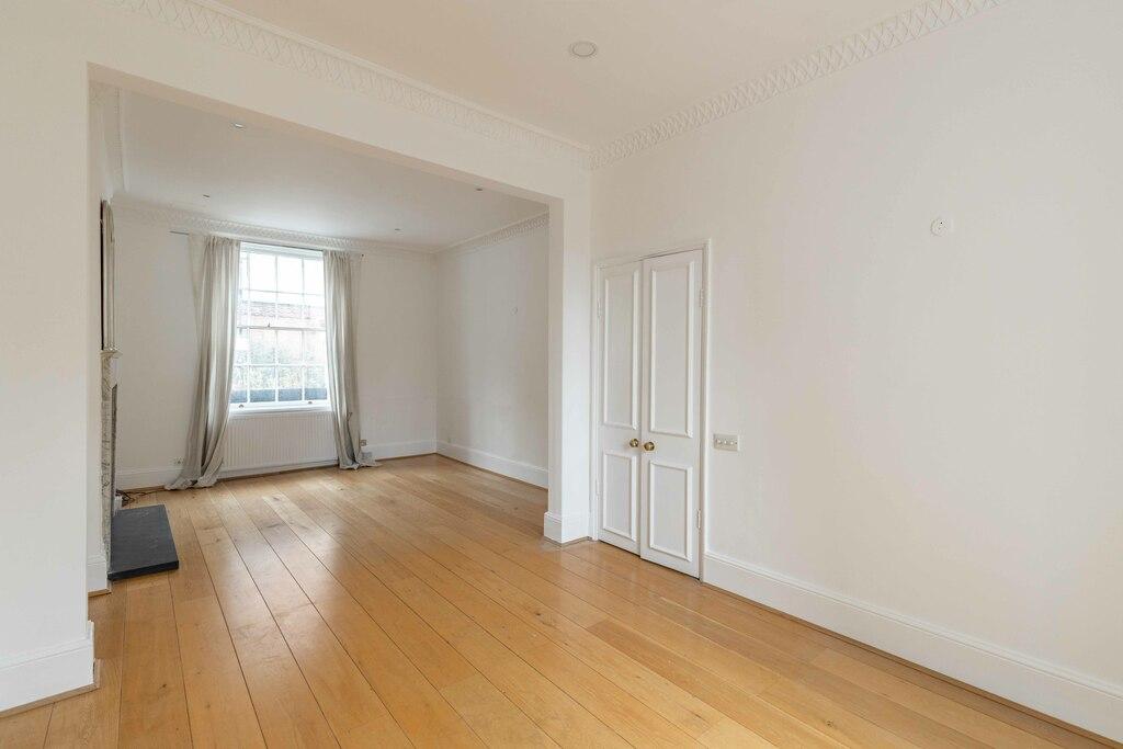 Graham Terrace, Belgravia, SW1W 3 bed property - £5,417 pcm (£1,250 pw)