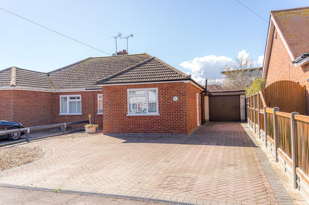 Rectory Gardens, Whitstable, CT5 2 bed semi-detached bungalow - £415,000
