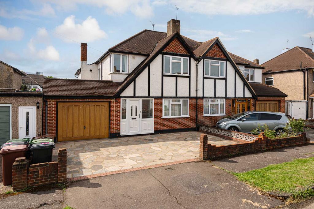 Maidenshaw Road, Epsom 3 bed semi-detached house - £2,200 pcm (£508 pw)