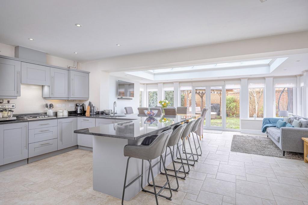 Peachey Walk, Stansted, Essex, CM24 5 bed detached house - £775,000