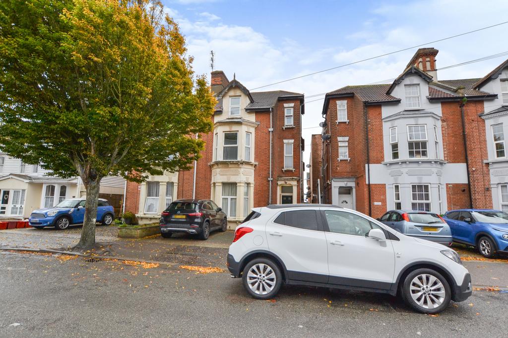 Church Road, Clacton-On-Sea CO15 1 bed flat for sale - £90,000