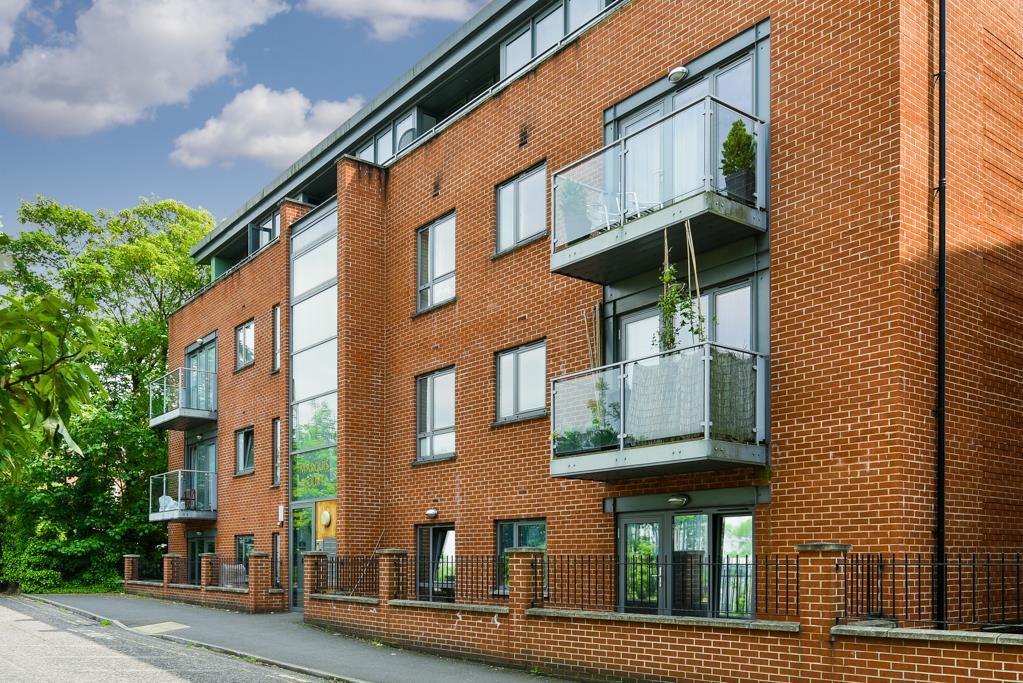 Station Approach, Epsom 2 bed penthouse for sale - £410,000