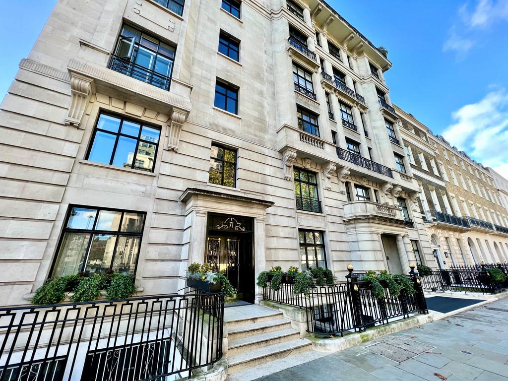 Portland Place, Greater London, W1B 2 bed flat - £4,333 pcm (£1,000 pw)