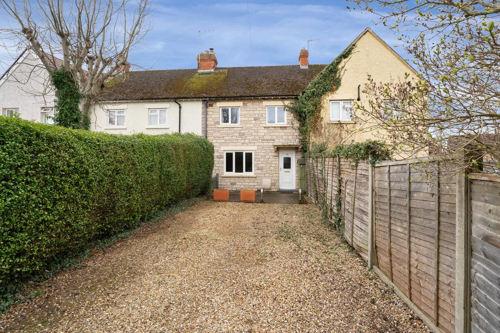 Essex Road, Stamford, PE9 2 bed terraced house - £220,000