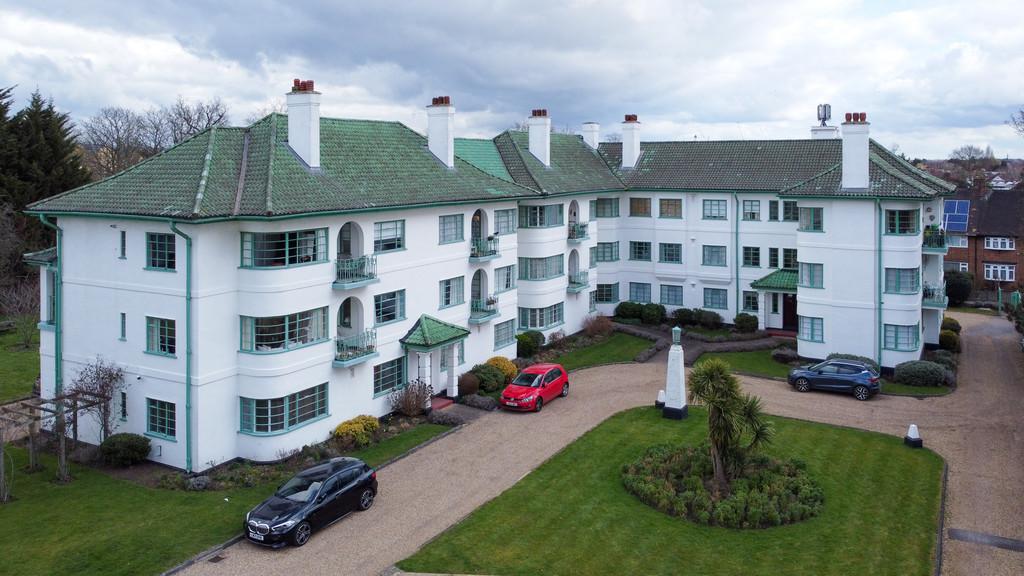 Pinner Court, Pinner HA5 2 bed ground floor flat for sale - £400,000