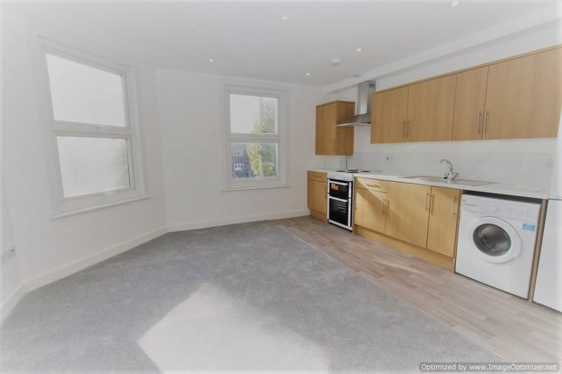 LONDON, SW19 1HX 1 bed flat - £1,300 pcm (£300 pw)
