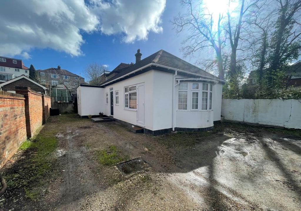 772 Kenton Lane, Harrow, Middlesex... 3 bed bungalow - £550,000