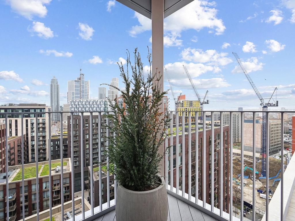 Bloom East, Nine Elms Lane, SW11 2 bed apartment to rent - £4,260 pcm ...