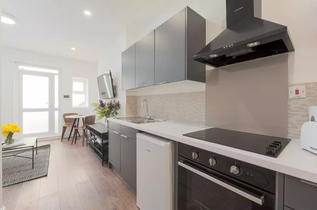 Warwick Road (D4/119), Earls Court... 1 bed flat to rent - £1,950 pcm ...