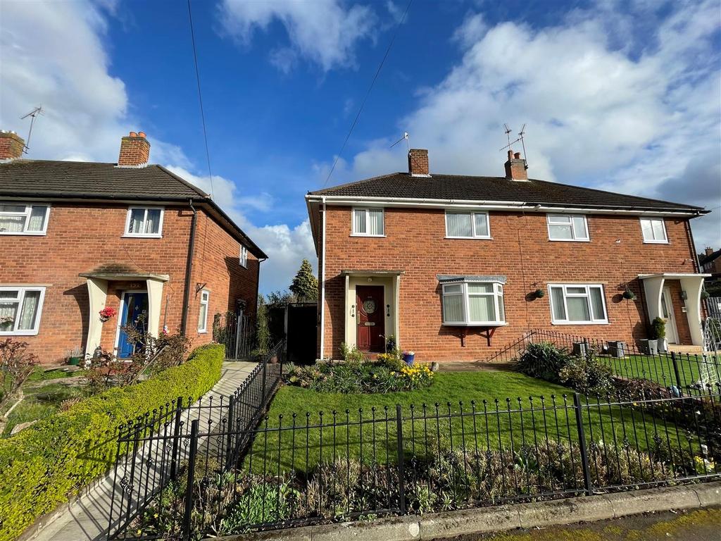 Kingsway, Stourbridge, DY8 4TN 3 bed semi-detached house - £185,000