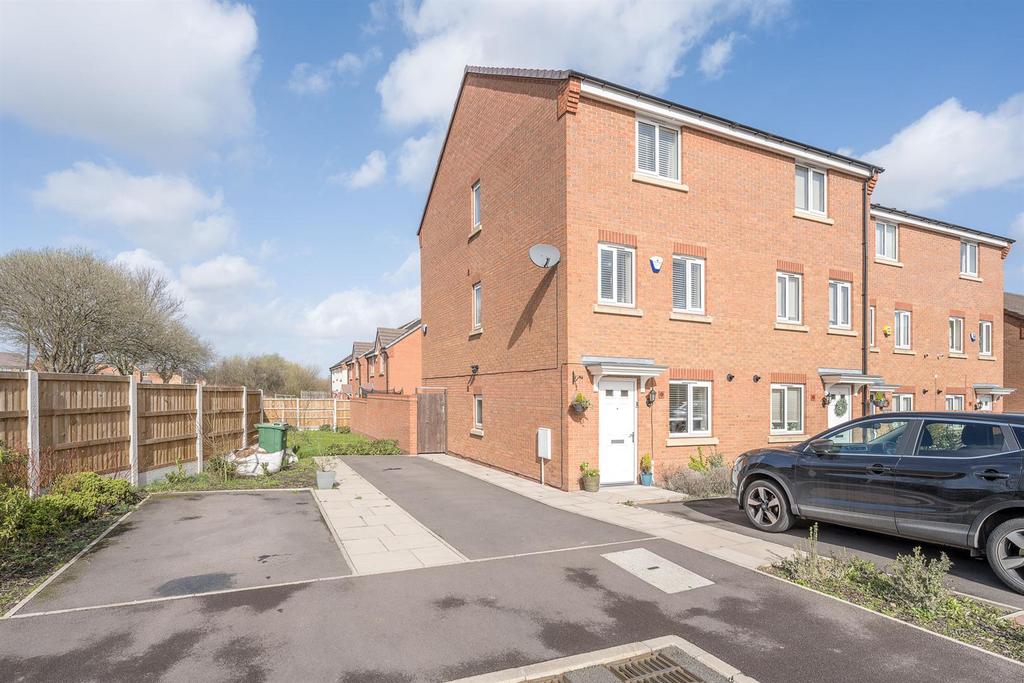 Field Sidings Way, Kingswinford, DY6 7AZ 4 bed townhouse - £275,000