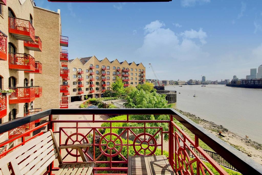Wapping Wall, Wapping, London, E1W 2 bed flat - £2,817 pcm (£650 pw)