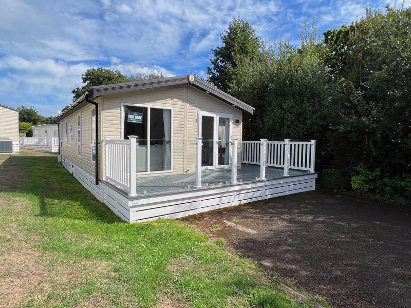 Shorefield Road, Lymington SO41 2 bed park home for sale - £189,995