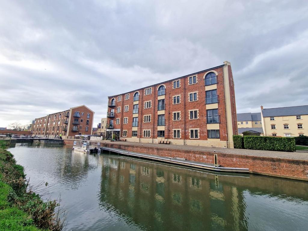 Greenaways, Ebley, Stroud, GL5 4UN 2 bed flat - £900 pcm (£208 pw)