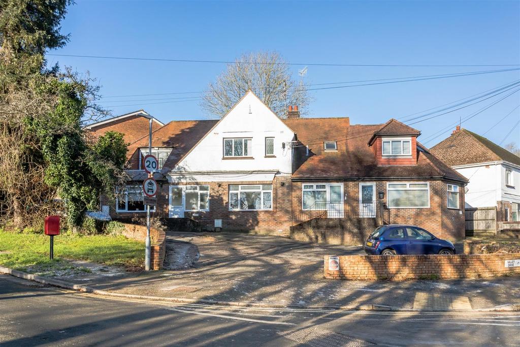 Tongdean Lane, Withdean, Brighton 3 bed flat - £1,750 pcm (£404 pw)
