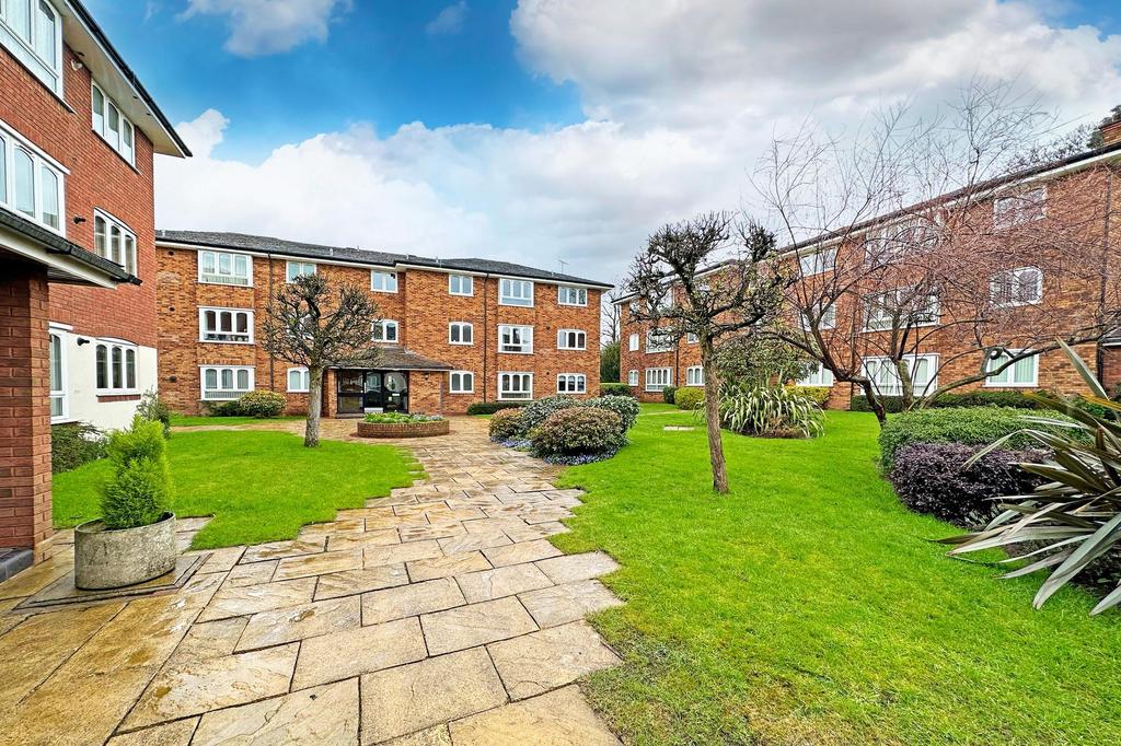 Alderham Close, Solihull, B91 2 bed ground floor flat - £340,000