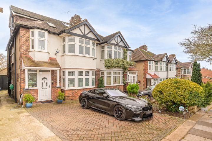 45 Longfield Avenue, London, NW7 2EH 5 bed semi-detached house - £1,025,000