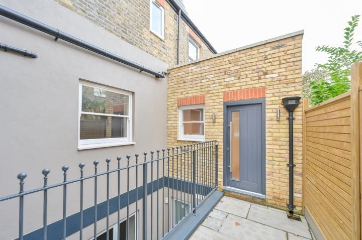 400b Fulham Palace Road, London, SW6 6HU 3 bed flat - £900,000