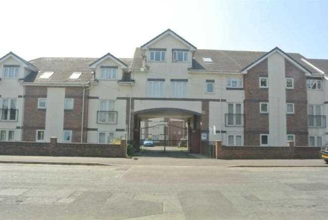 Knightsbridge Court, Pilch Lane... 1 bed apartment - £105,000