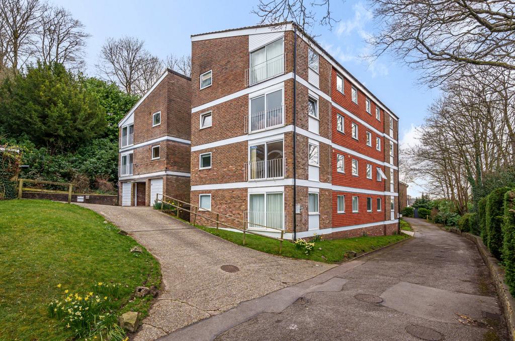 Cedar Court, Haslemere, Surrey, GU27 2 bed flat for sale - £265,000