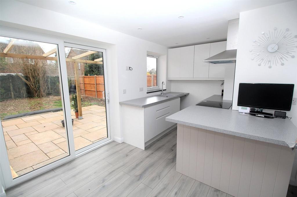 Manor Close, Alton, Hampshire, GU34 3 bed semi-detached house - £1,495 ...