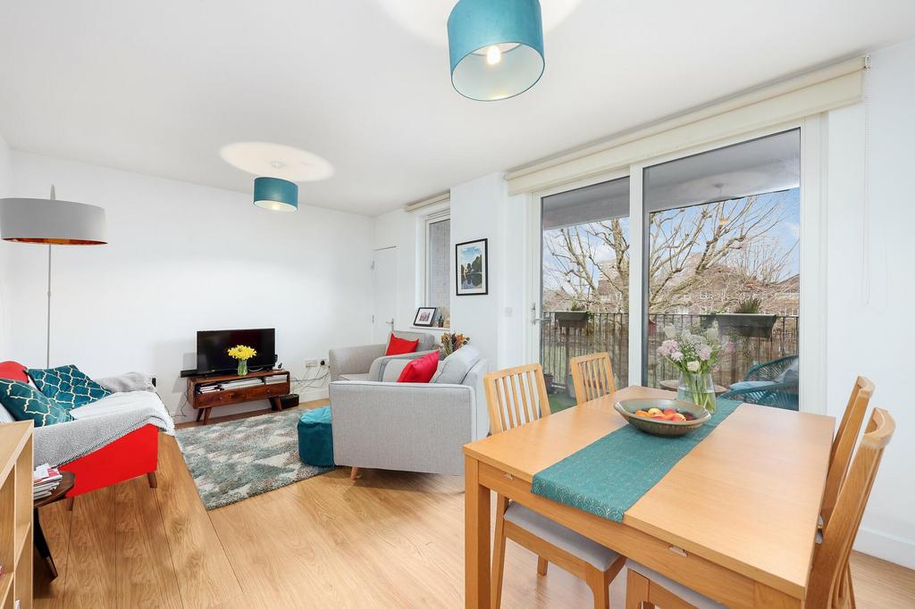 Knapp Road, London E3 2 bed flat - £148,750
