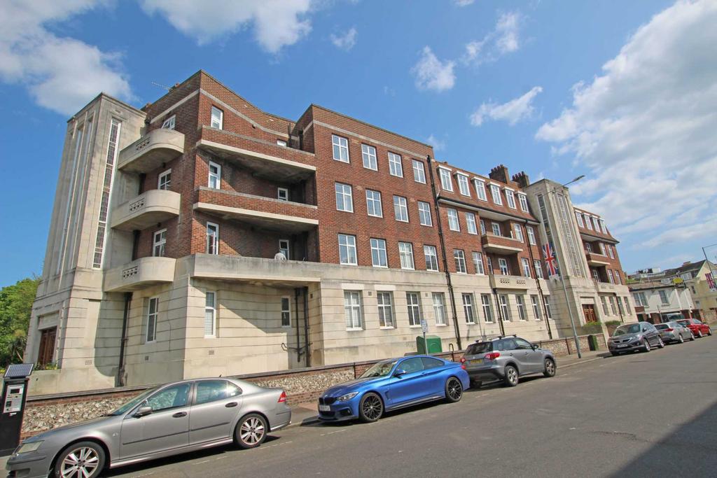 Cornfield Road, Eastbourne, BN21 4AA 4 bed flat - £375,000