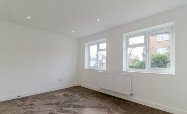 Grove Road West, Enfield EN3 3 bed detached bungalow - £2,300 pcm (£531 pw)