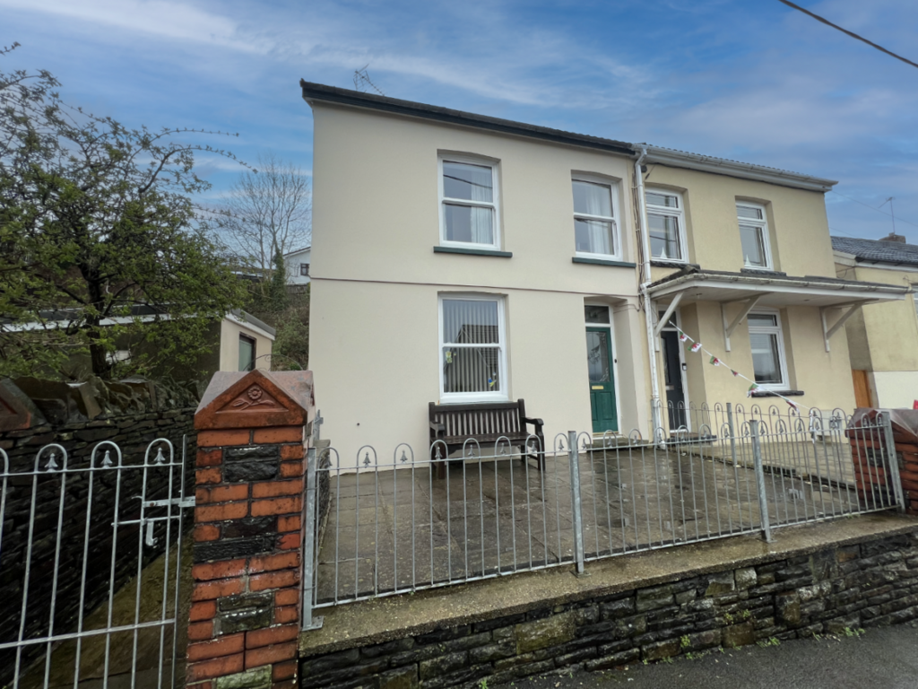 Collenna Road Tonyrefail - Tonyrefail 4 bed semi-detached house - £175,000