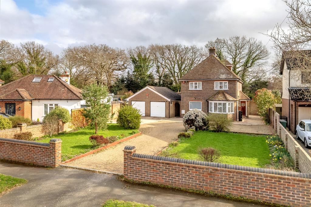 Balcombe Gardens, Horley, Surrey, RH6 3 bed detached house - £800,000