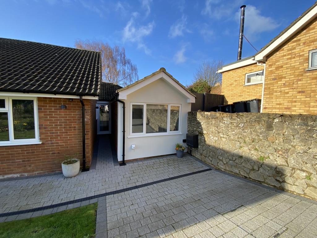 Walnut Tree Lane Westbere CT2 1 bed detached bungalow - £850 pcm (£196 pw)