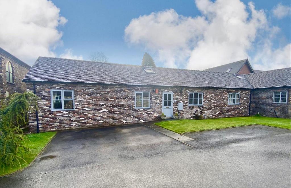 Winghouse Lane, Tittensor... 2 bed semi-detached bungalow - £320,000