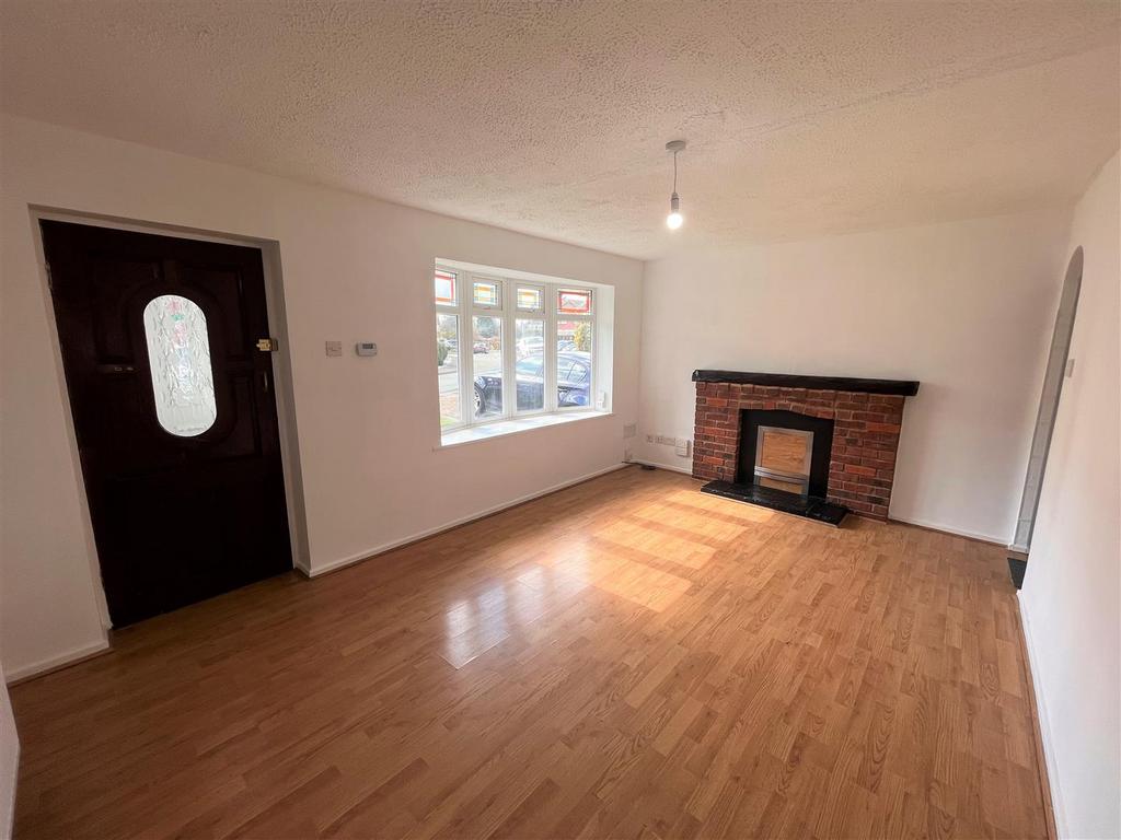 Helenny Close, Wednesfield... 3 bed house - £950 pcm (£219 pw)