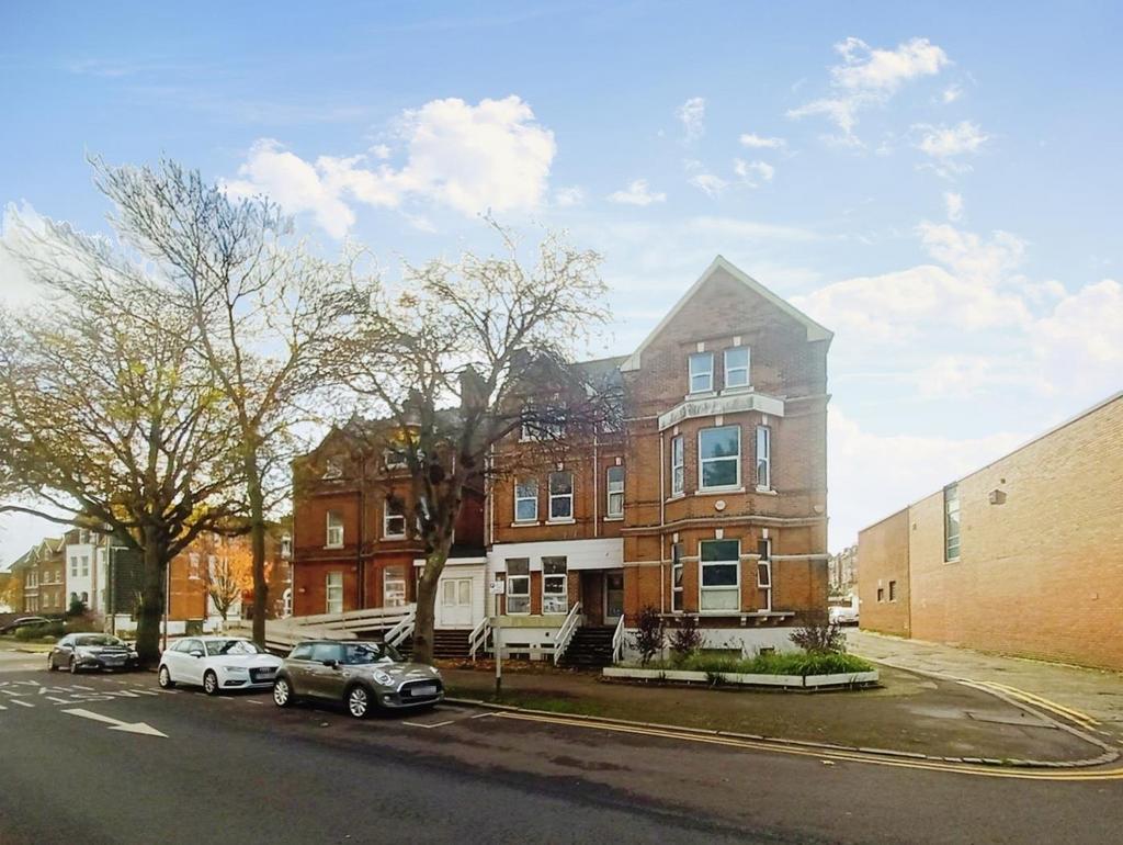 Shorncliffe Road, Folkestone 1 bed apartment - £825 pcm (£190 pw)