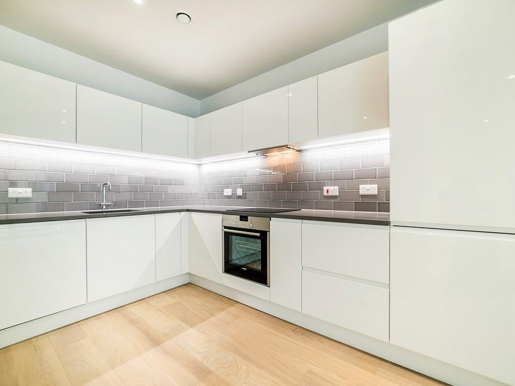 Liner House, Royal Wharf, Pontoon... 3 bed apartment - £3,000 pcm (£692 pw)