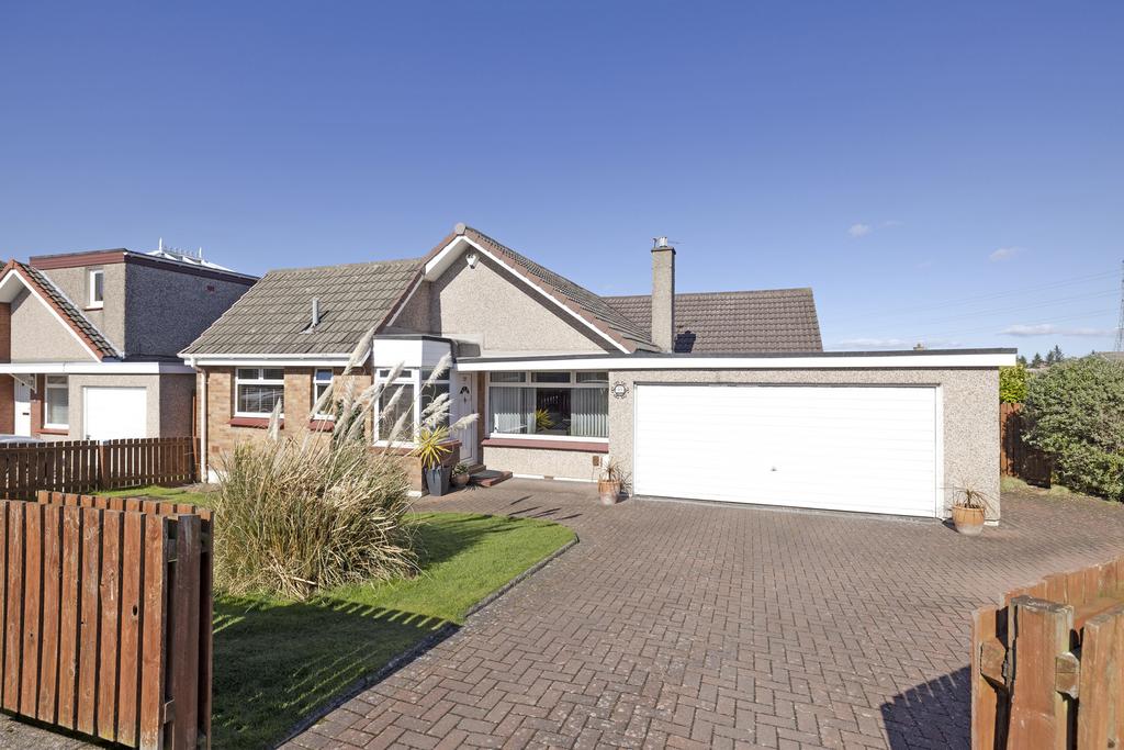 37 Thomson Drive, Currie, EH14 3 bed detached bungalow - £400,000