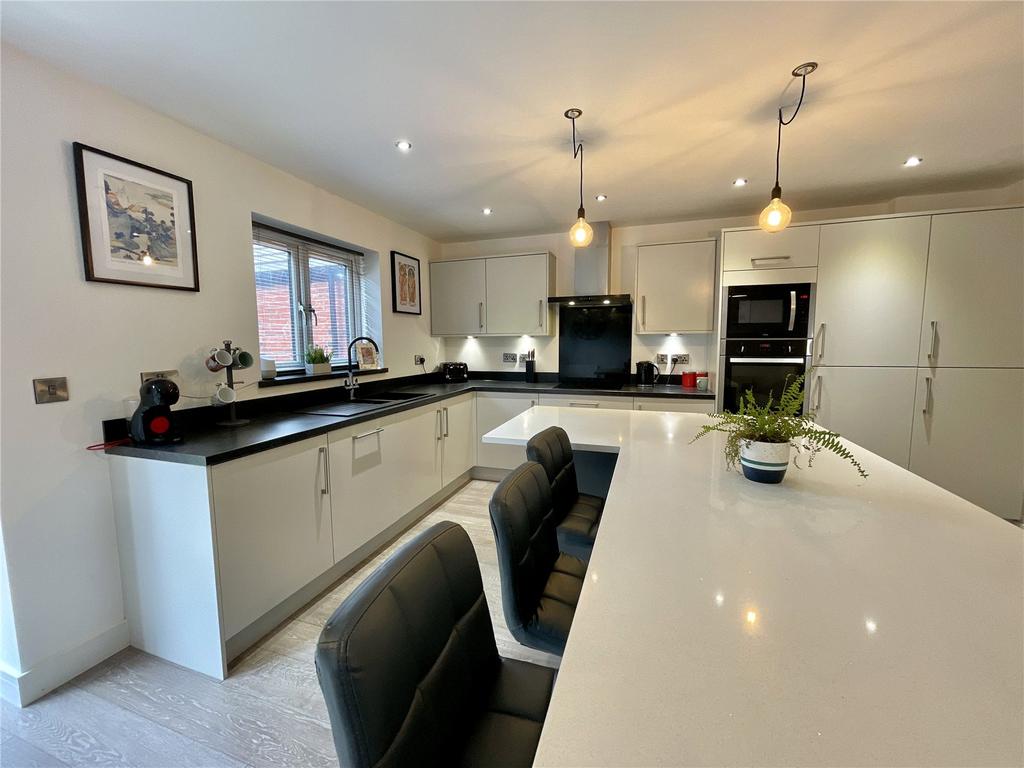 Ruston Drive, Royston, S71 4 bed detached house for sale - £300,000