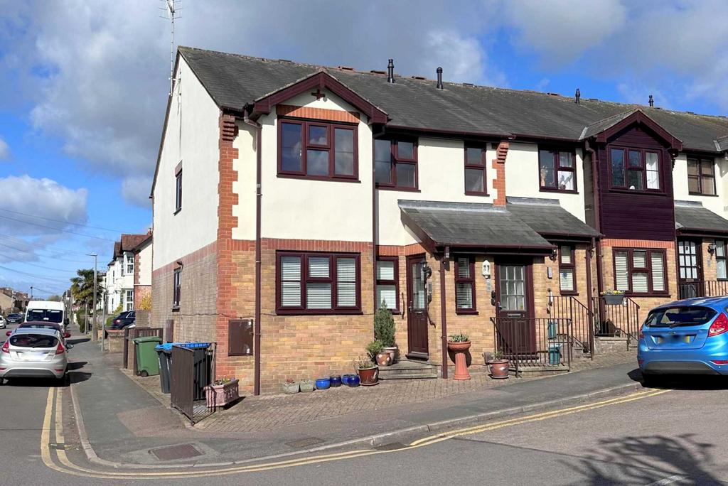 Wharf Villas, Wharf Road, Boxmoor 2 bed apartment - £300,000
