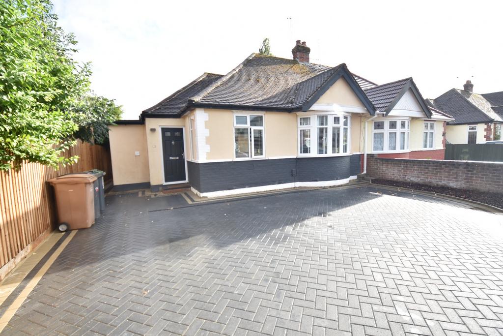 Ryecroft Way, Luton, Bedfordshire, LU2 2 bed semi-detached bungalow - £ ...