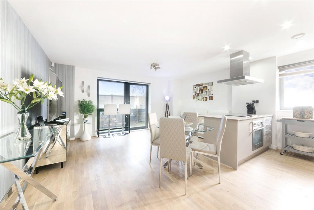 Glengarnock Avenue, London, E14 3 bed apartment - £2,950 pcm (£681 pw)