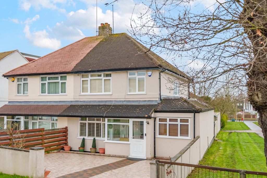 Rickmansworth Road Pinner Pinner Ha5 4 Bed Semi Detached House For