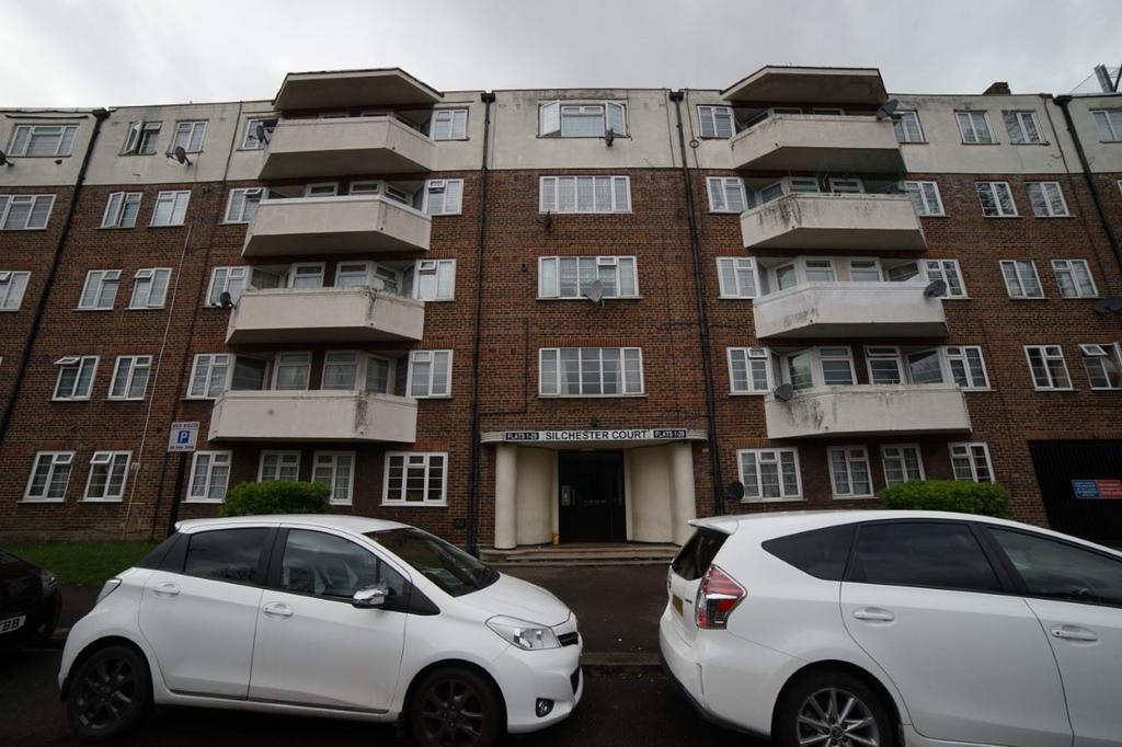 London Road, Thornton Heath, Greater London, CR7 6JD 2 bed flat for ...