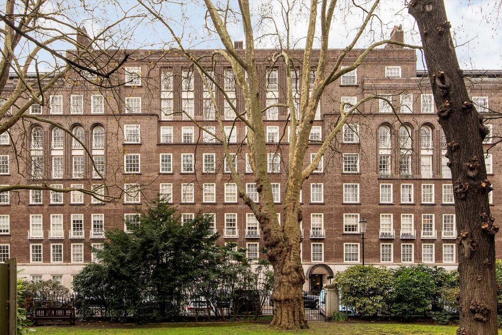 Lowndes Square, London, SW1X 2 bed flat - £1,700,000